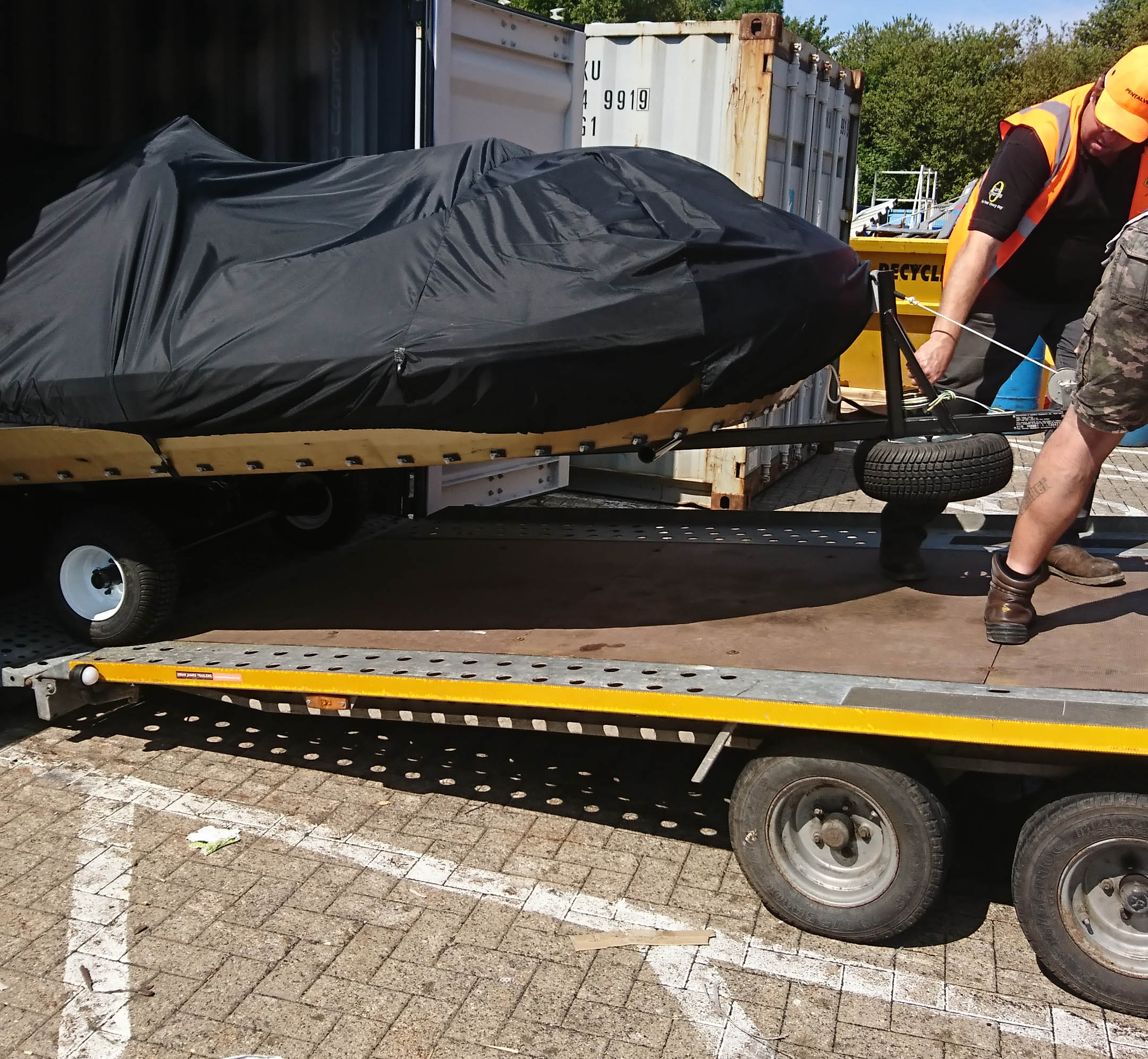 Discover how to build a hovercraft from a kit: Neoteric Hover Garage